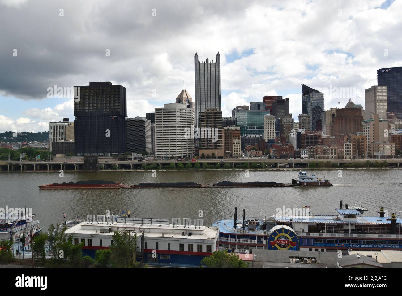 The Pittsburgh skyline seen from the Southside Flats neighborhood Stock ...