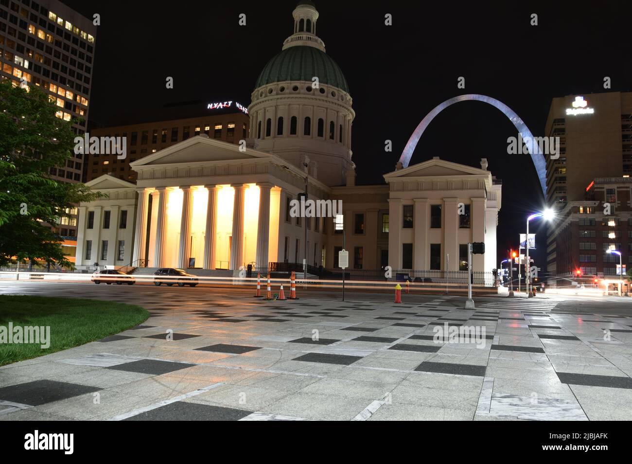 Downtown St. Louis featuring the world famous Gateway Arch along the ...
