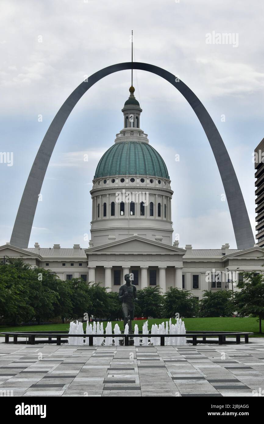 Downtown St. Louis featuring the world famous Gateway Arch along the ...