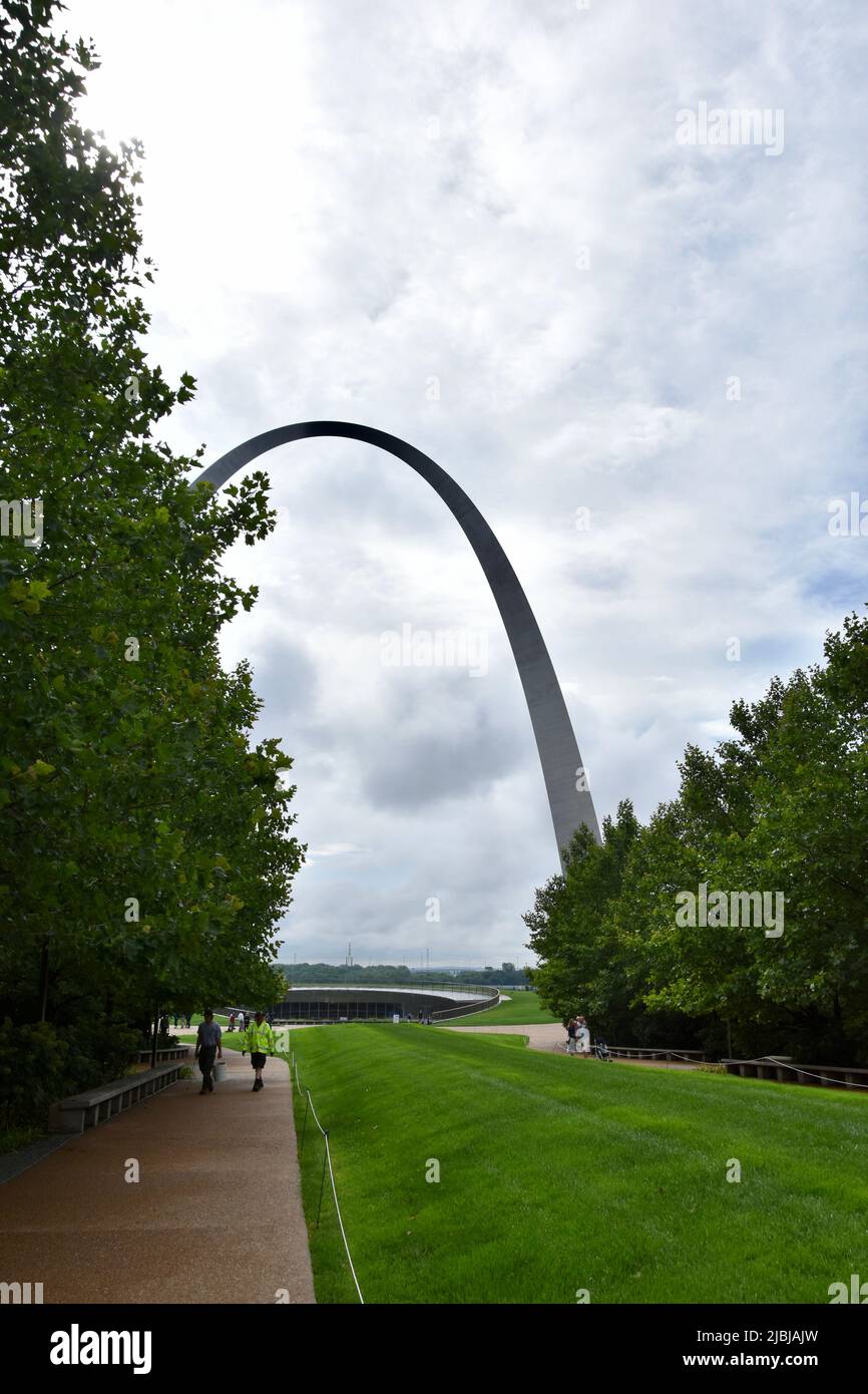 Downtown St. Louis featuring the world famous Gateway Arch along the ...