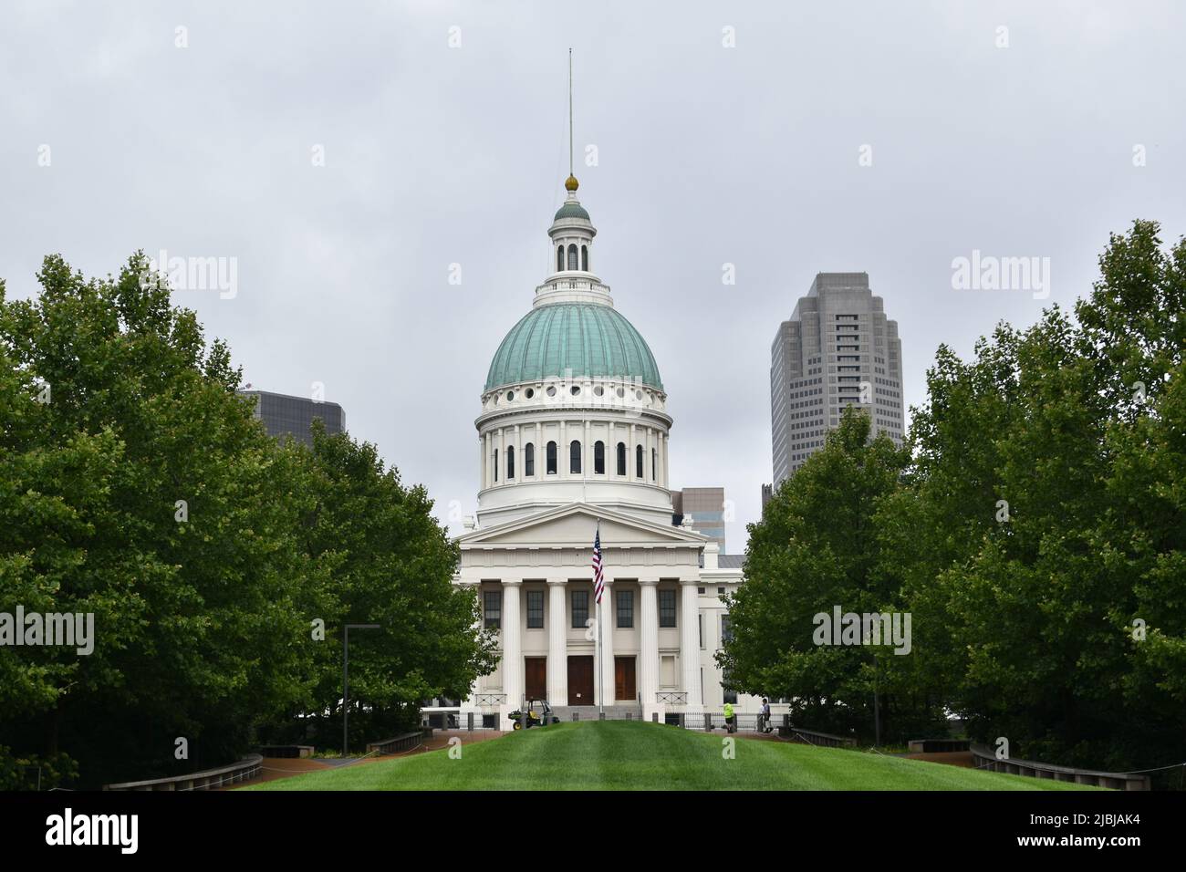Downtown St. Louis featuring the world famous Gateway Arch along the ...