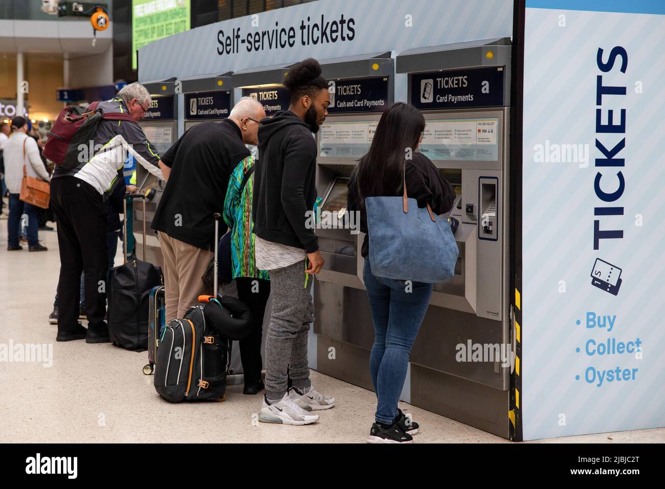 London, UK. 06th June, 2022. Commuters are seen buying train tickets ...