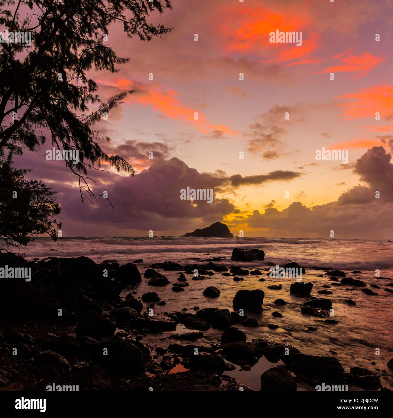 Dawn at Koki Beach With Alau Island in The Distance, Koki Beach Park ...