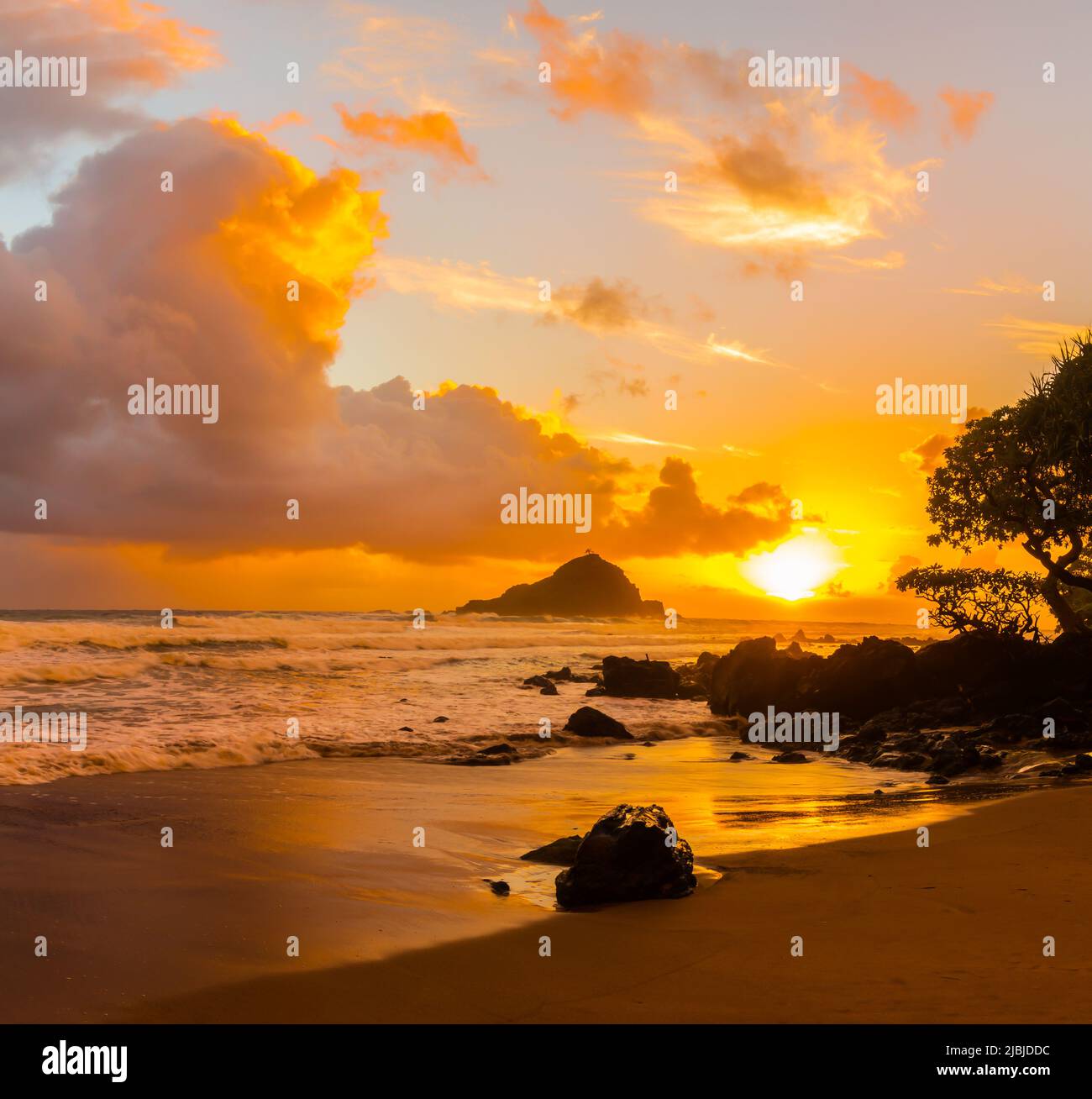 Sunrise at Koki Beach With Alau Island in The Distance, Koki Beach Park ...