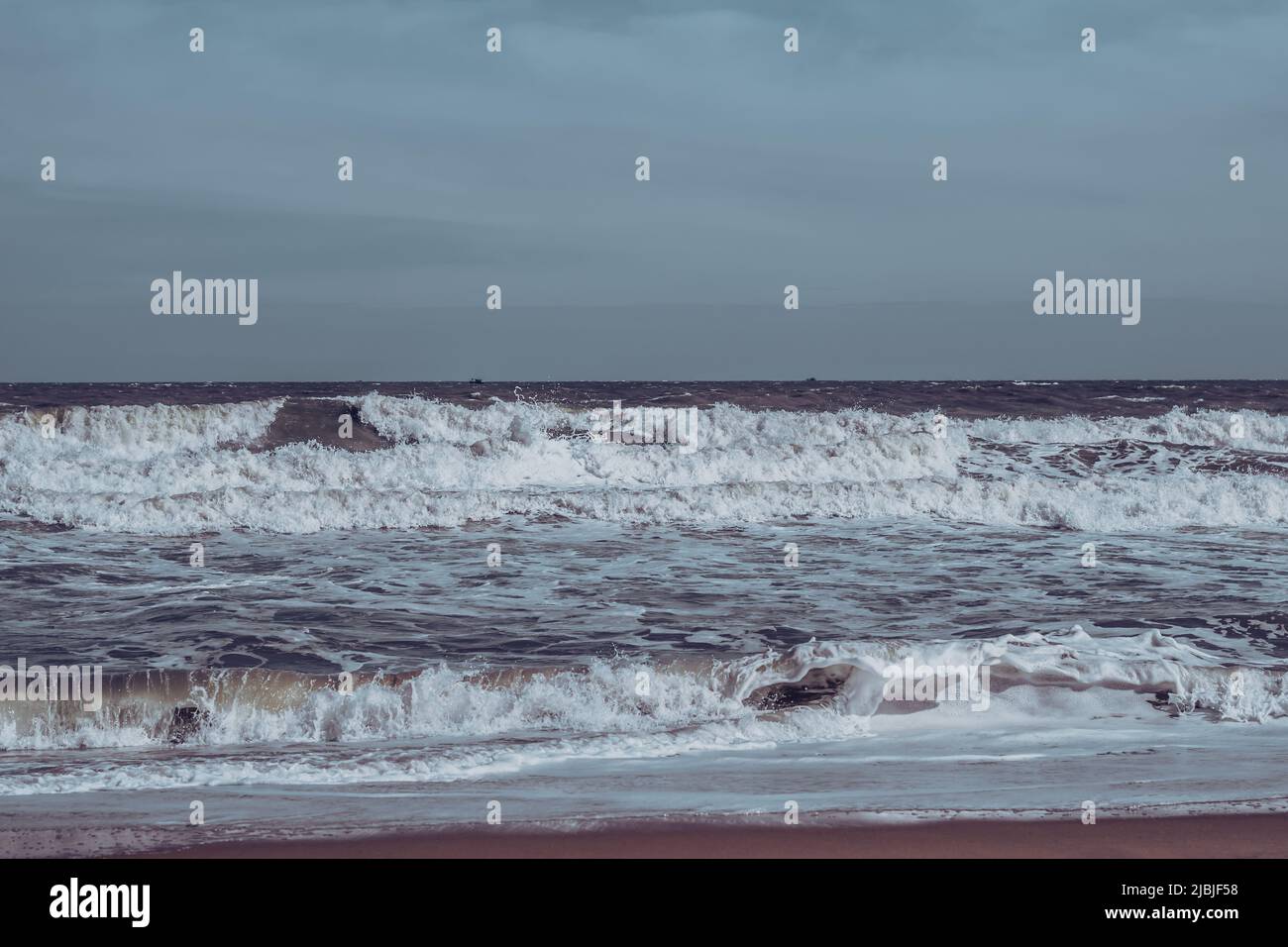 Ocean storm waves dramatically crashing splashing. Sky horizon line ...