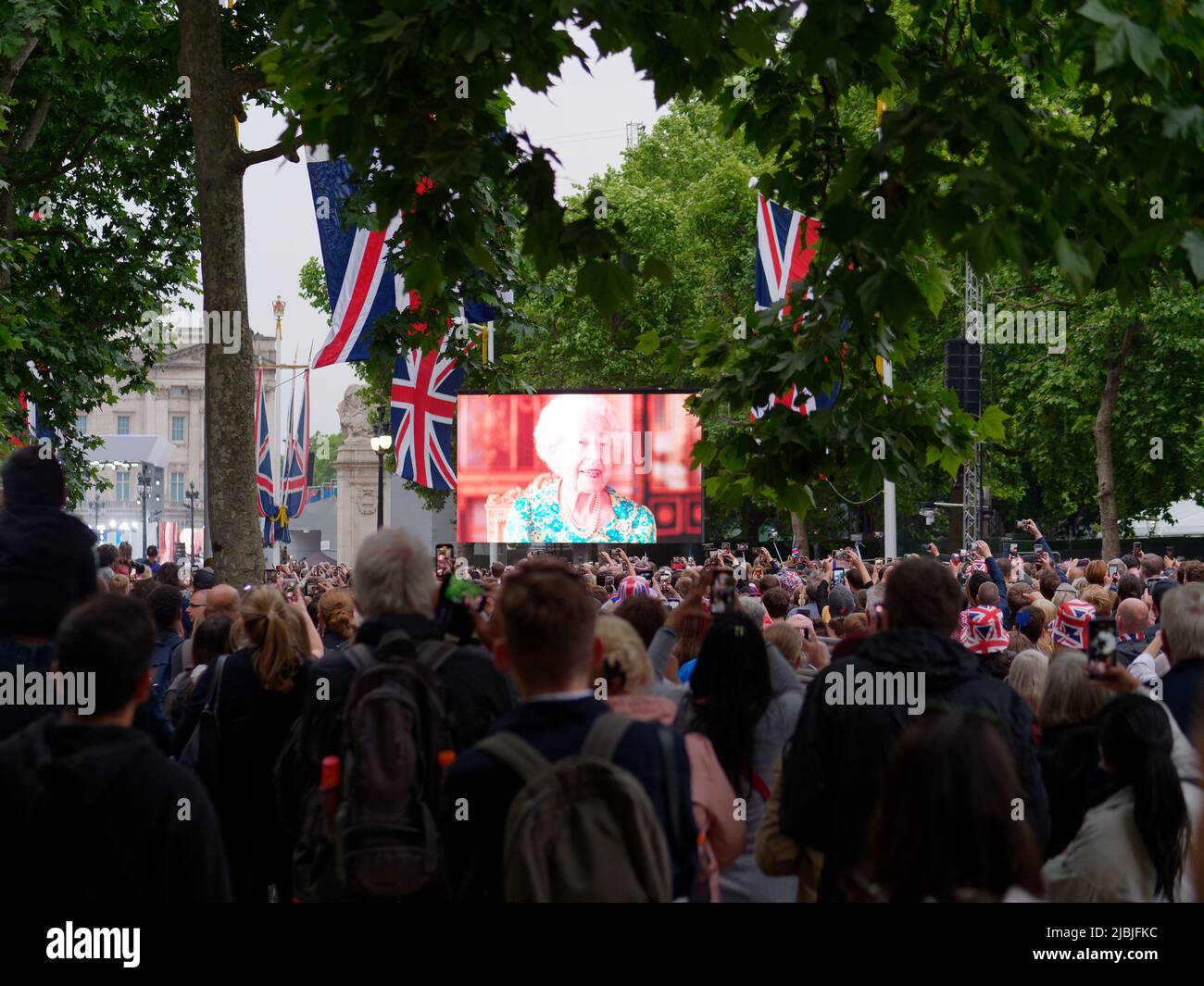 Crowd watching big screen hi-res stock photography and images - Alamy