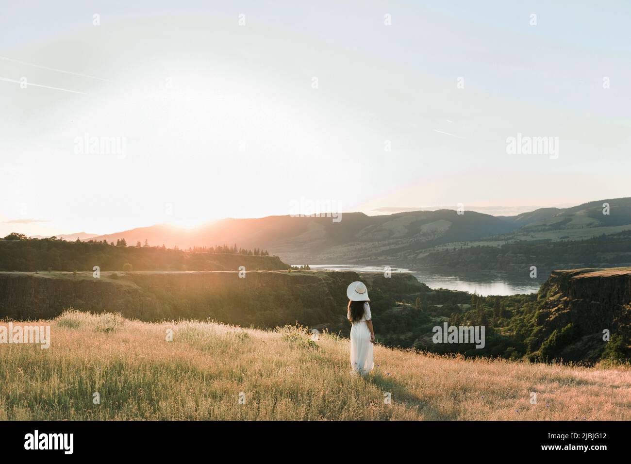Girl wearing floppy hat hi-res stock photography and images - Alamy