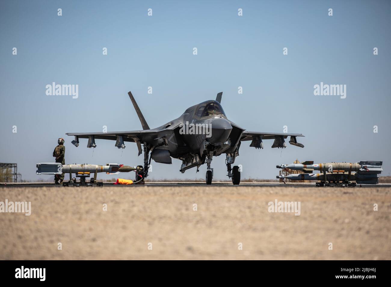 U.S. Marines with Marine Medium Tiltrotor Squadron 362, Marine Aircraft ...