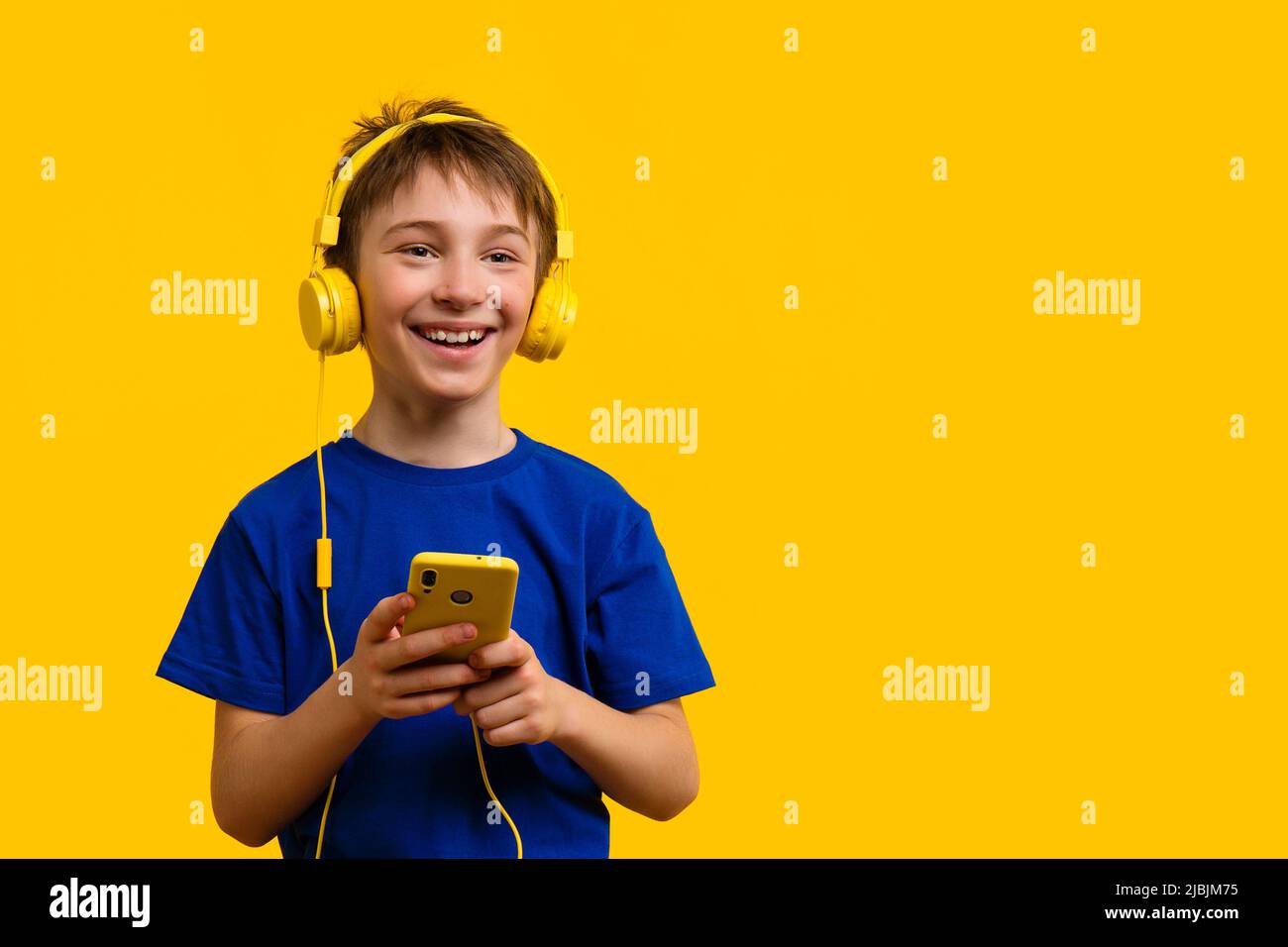 Teen boy phone hands selfie hi-res stock photography and images - Alamy