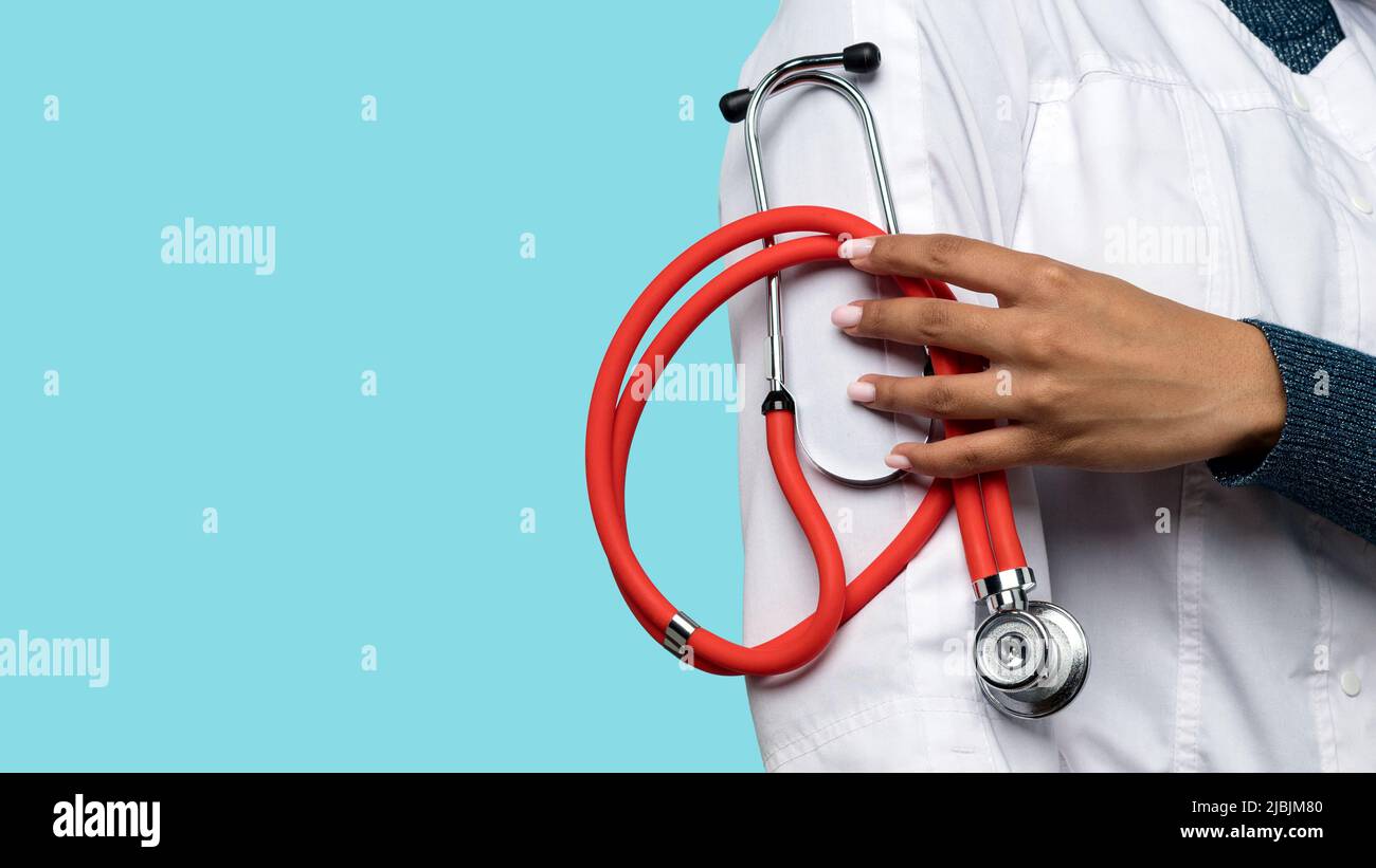 Unrecognizable dark skinned female doctor close up with medical ...