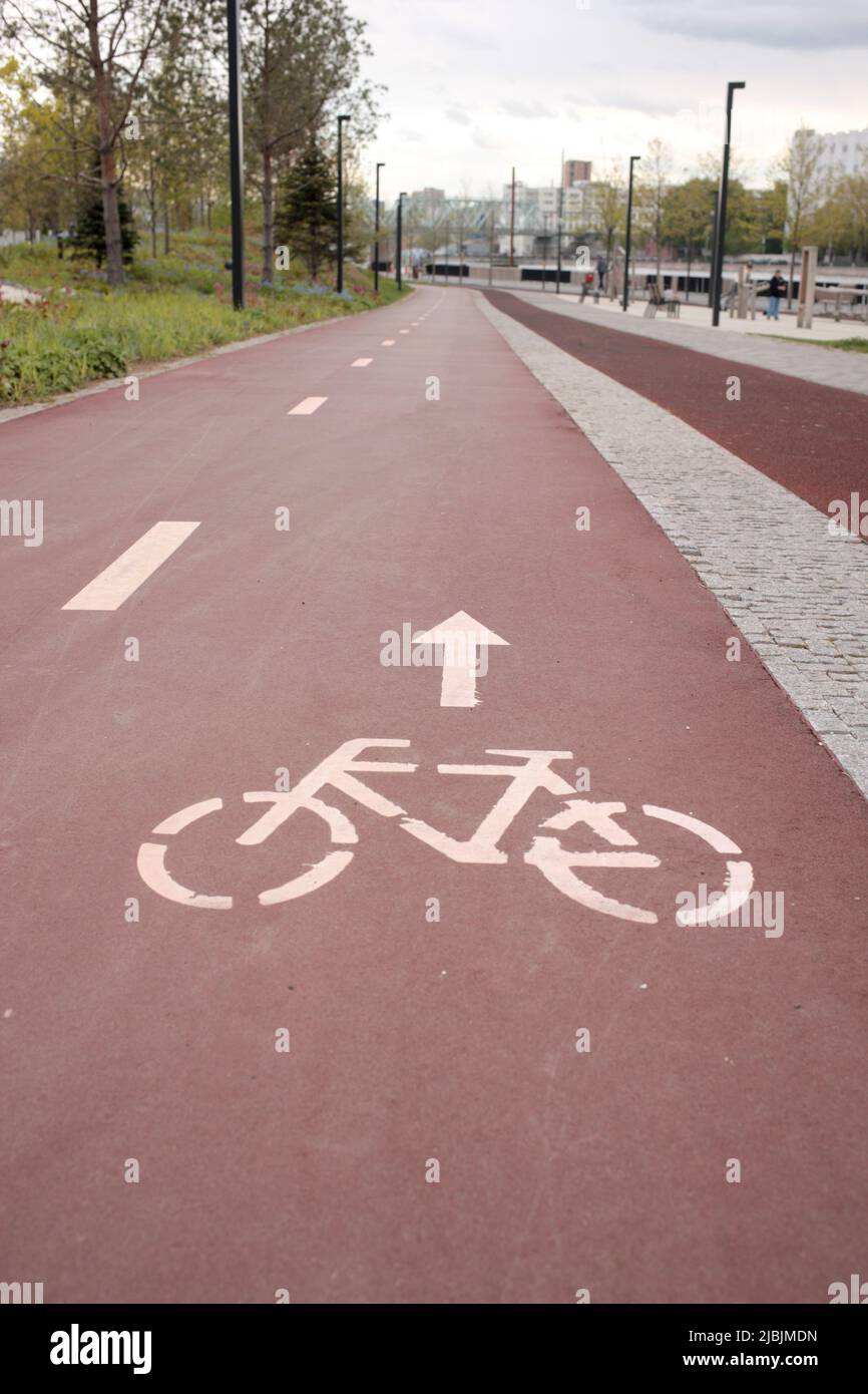 Symbol to indicate the road for bicycles Stock Photo - Alamy
