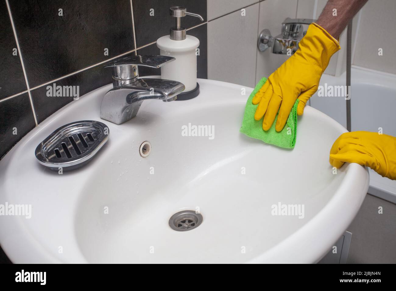 Man cleaning sink hi-res stock photography and images - Alamy
