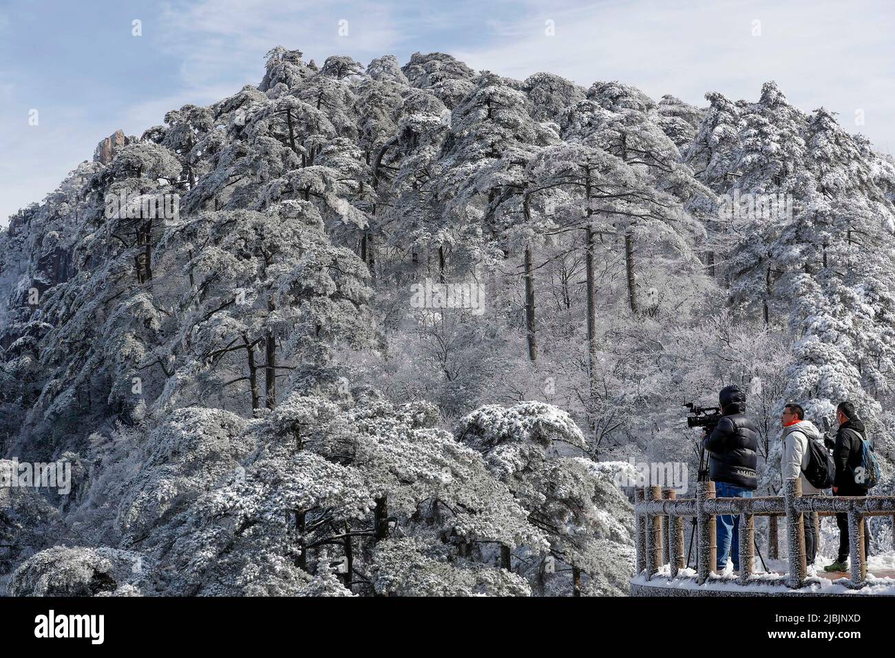 (220607) -- HUANGSHAN, June 7, 2022 (Xinhua) -- Photo taken on Nov. 22, 2021 shows the snowy ...
