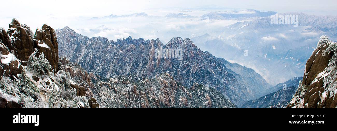 (220607) -- HUANGSHAN, June 7, 2022 (Xinhua) -- Photo taken on Dec. 12, 2018 shows the scenery ...