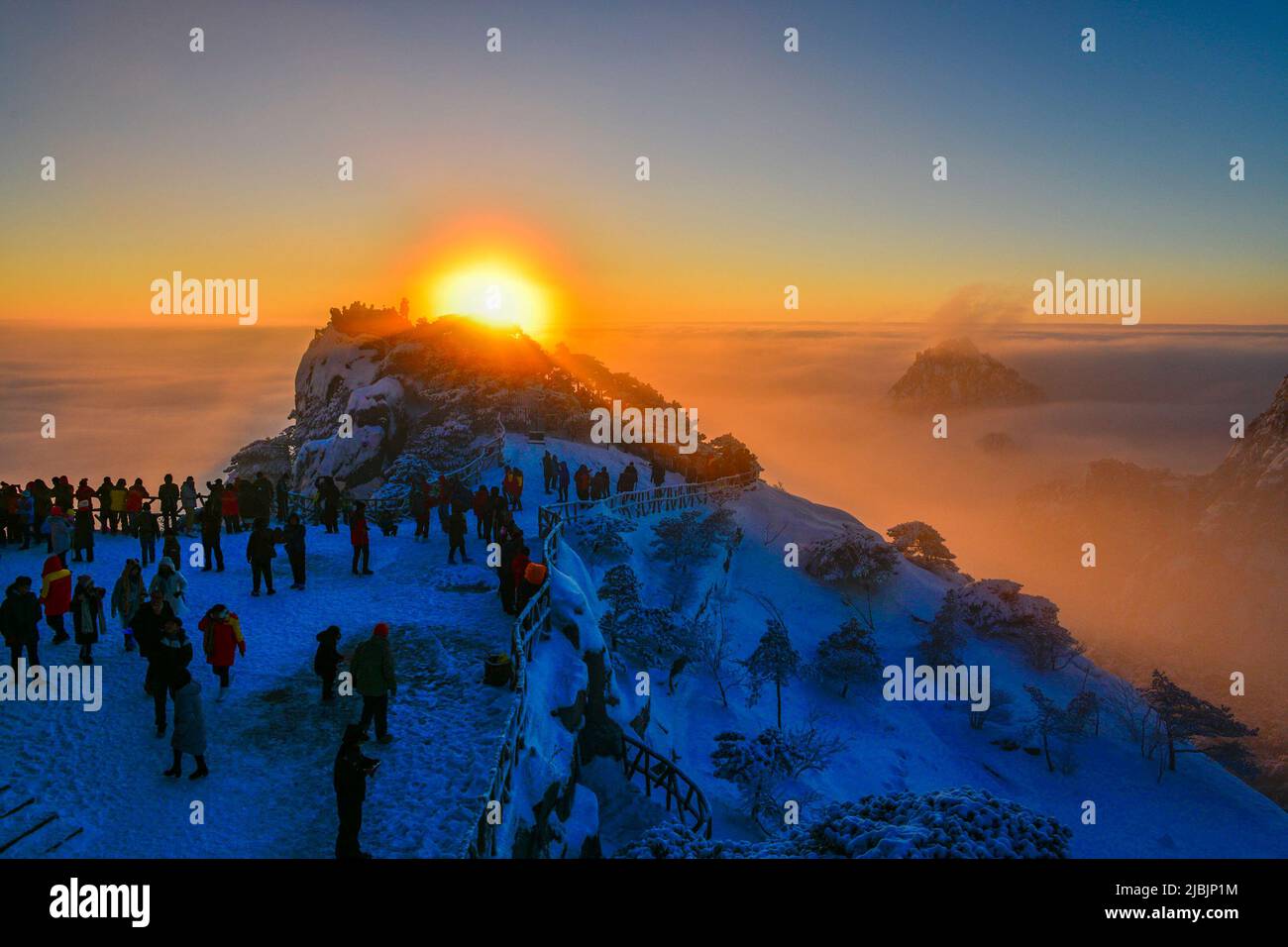 (220607) -- HUANGSHAN, June 7, 2022 (Xinhua) -- Tourists view the sunrise on Mount Huangshan ...