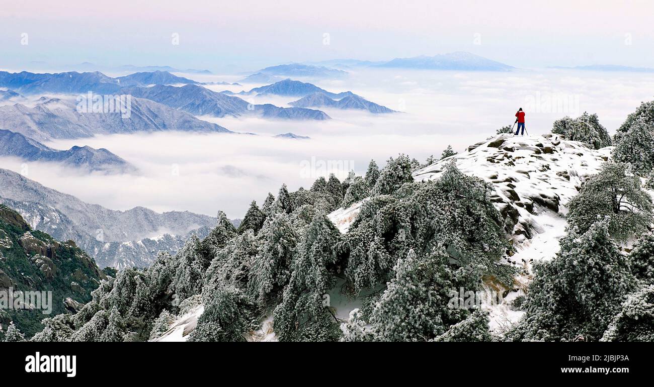 (220607) -- HUANGSHAN, June 7, 2022 (Xinhua) -- Photo taken on Dec. 12, 2018 shows the scenery ...