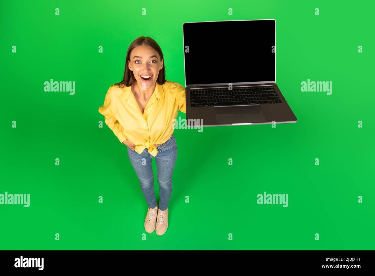 Woman green screen computer hi-res stock photography and images - Alamy