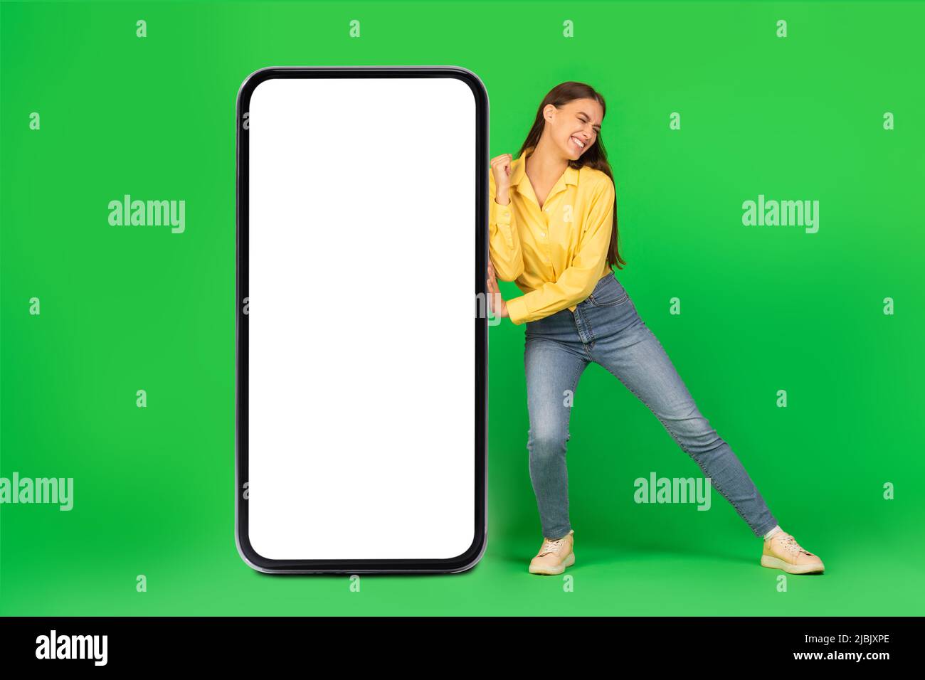 Woman green screen smartphone hi-res stock photography and images - Alamy