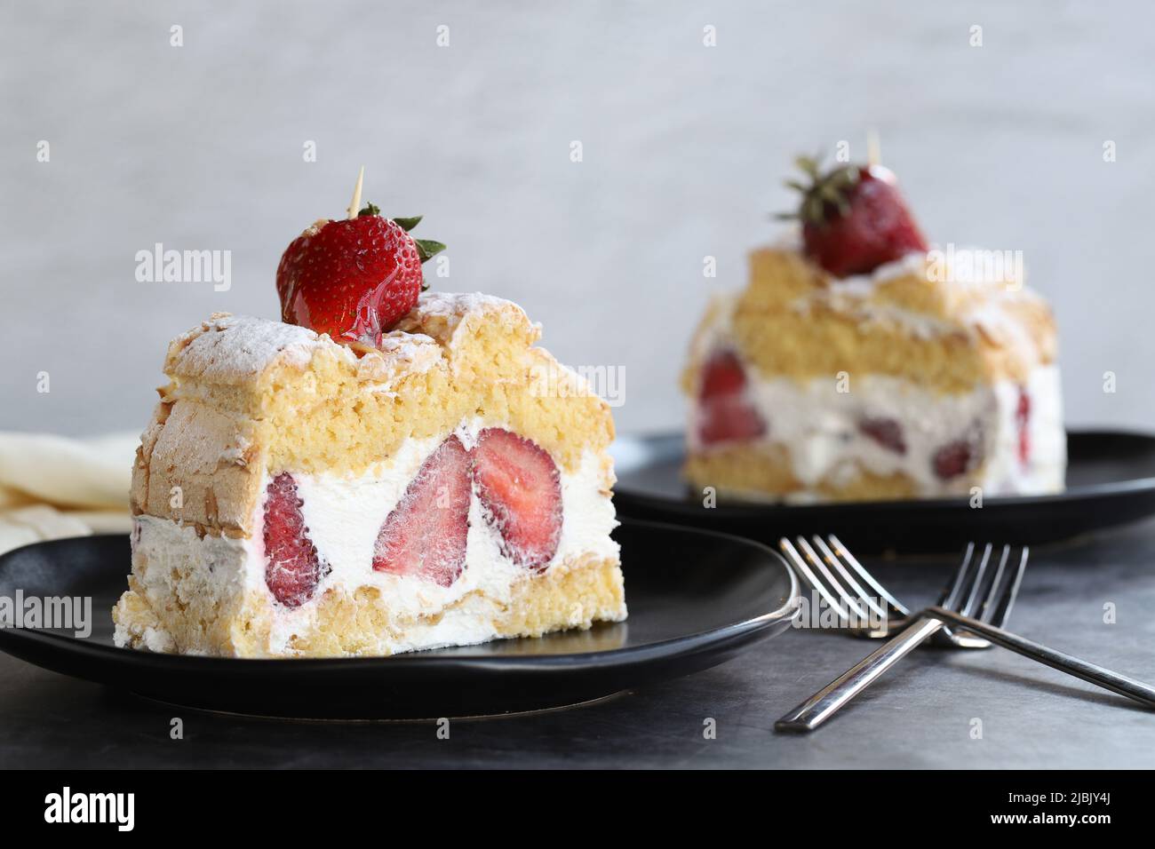Strawberry log cake. close up Stock Photo - Alamy