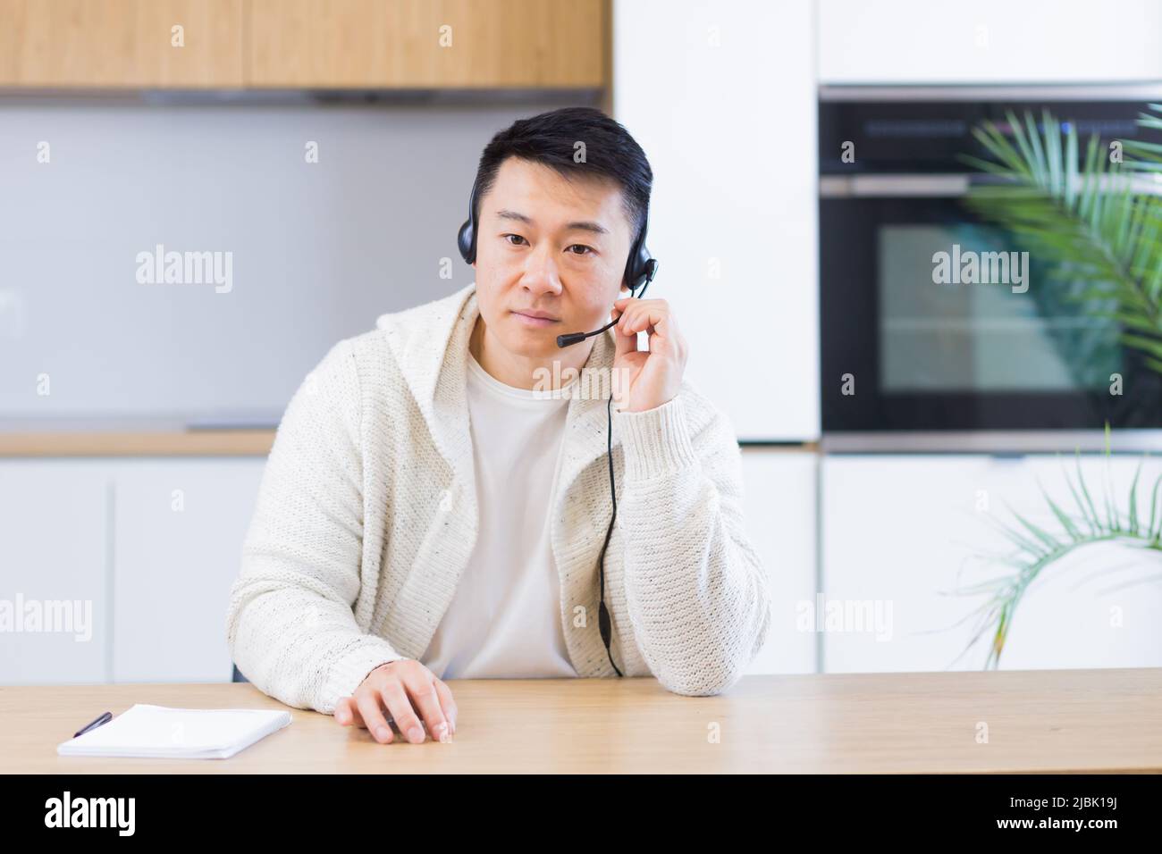 Asian man talking hi-res stock photography and images - Alamy