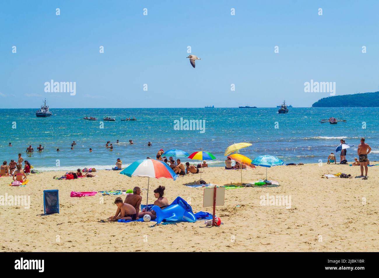 Crowded full beach vacationers hi-res stock photography and images - Alamy