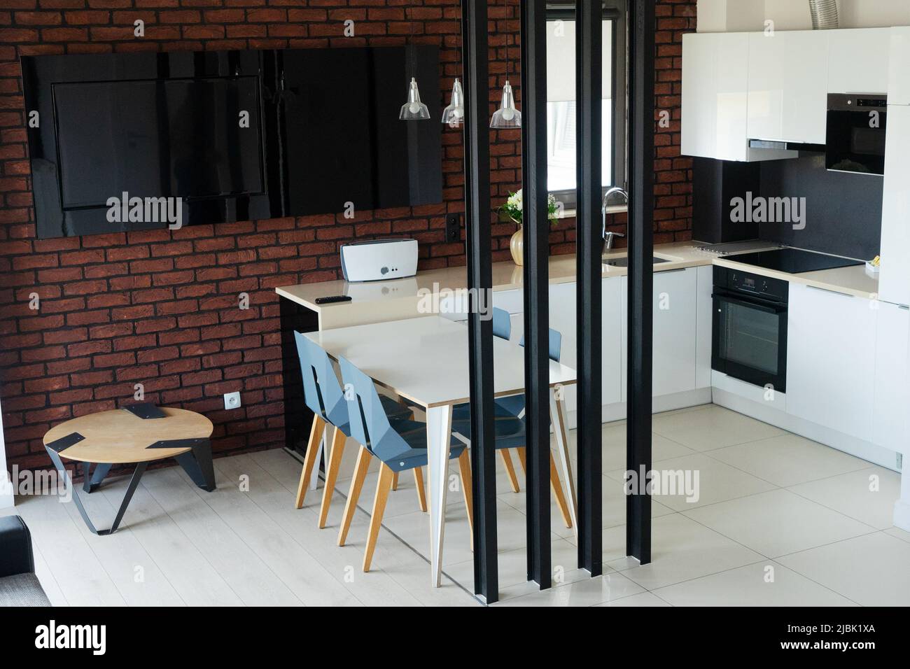 Open kitchen counter restaurant hi-res stock photography and images - Alamy