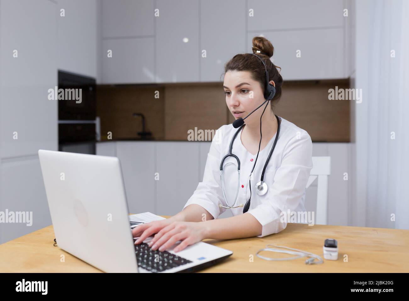 Computer lab headphones hi-res stock photography and images - Alamy