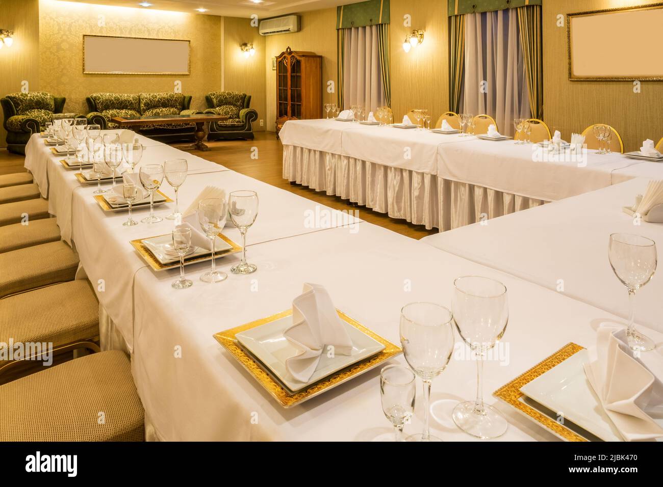 Shared table hi-res stock photography and images - Alamy