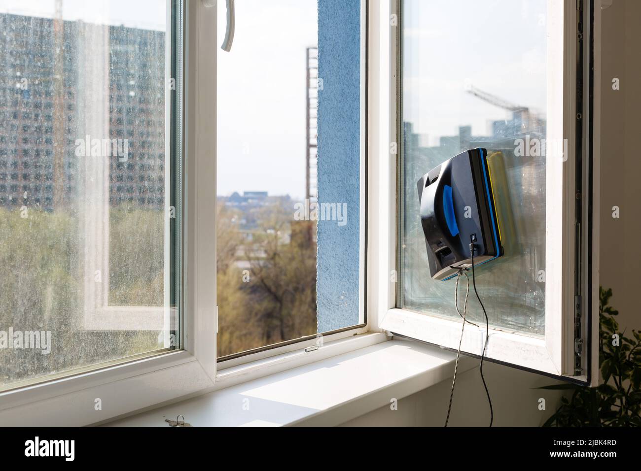 Robot cleaning skyscraper hi-res stock photography and images - Alamy