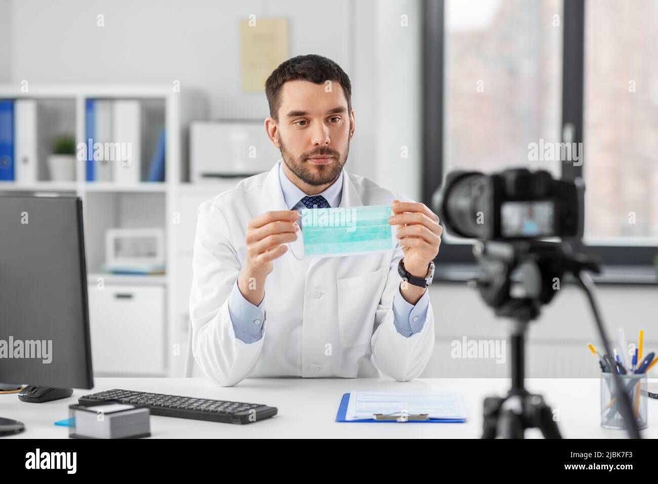 Doctor mask recording video hi-res stock photography and images - Alamy
