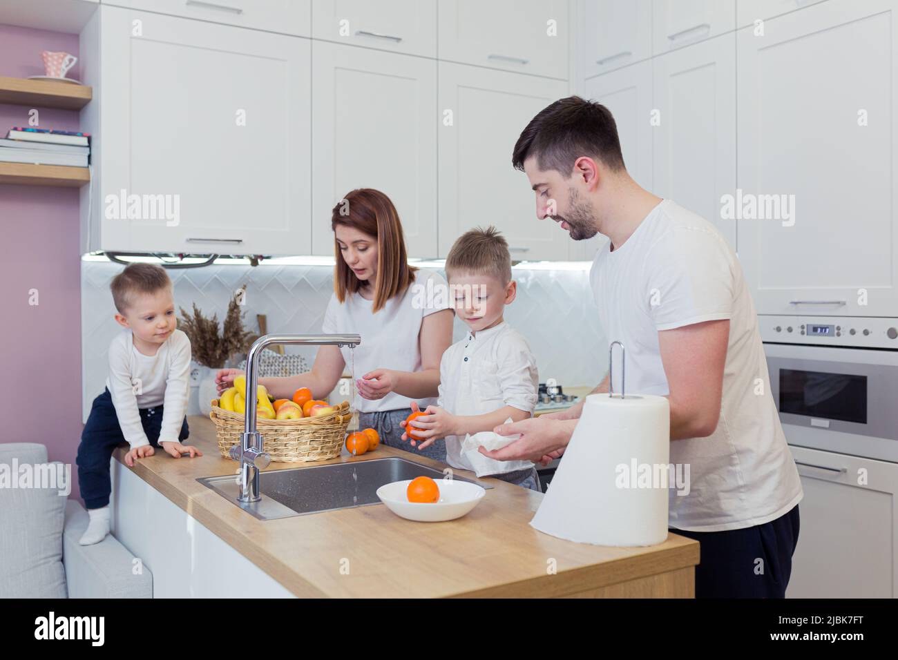 Family washing vegetable hi-res stock photography and images - Alamy