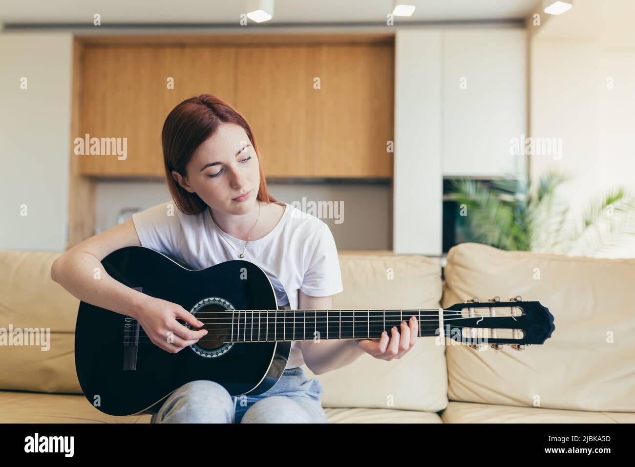 Female singer with red hair hi-res stock photography and images - Alamy