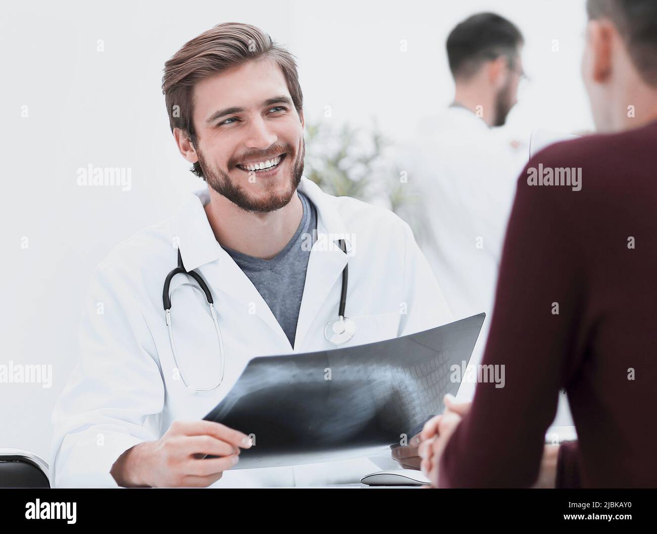 doctors discuss with the patient the x-ray Stock Photo - Alamy
