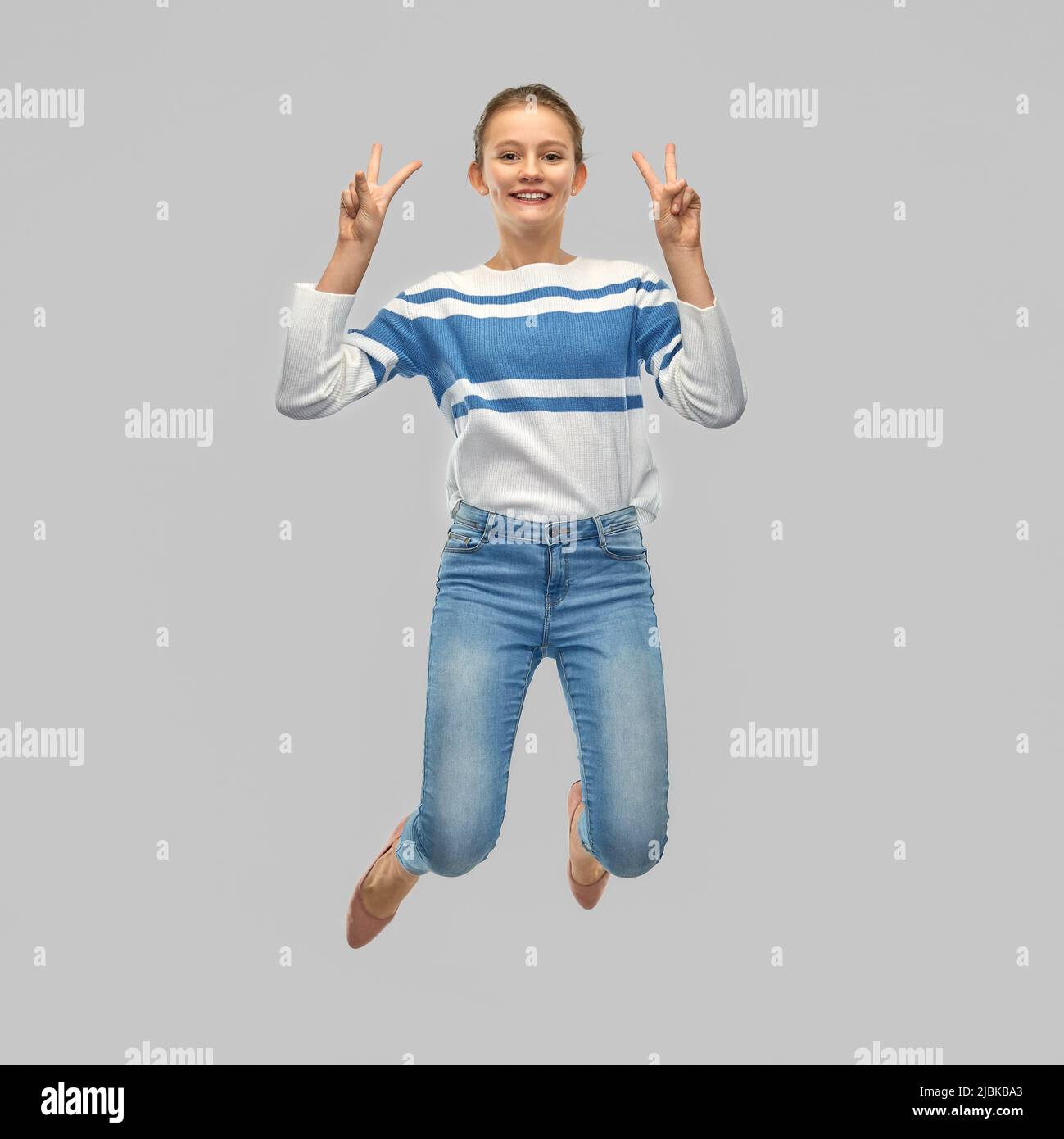 Victory sign smiling pose hi-res stock photography and images - Alamy