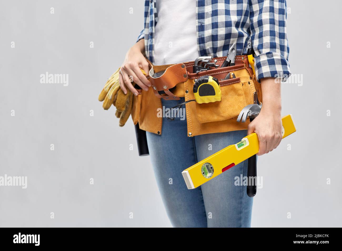Woman builder level working hi-res stock photography and images - Alamy