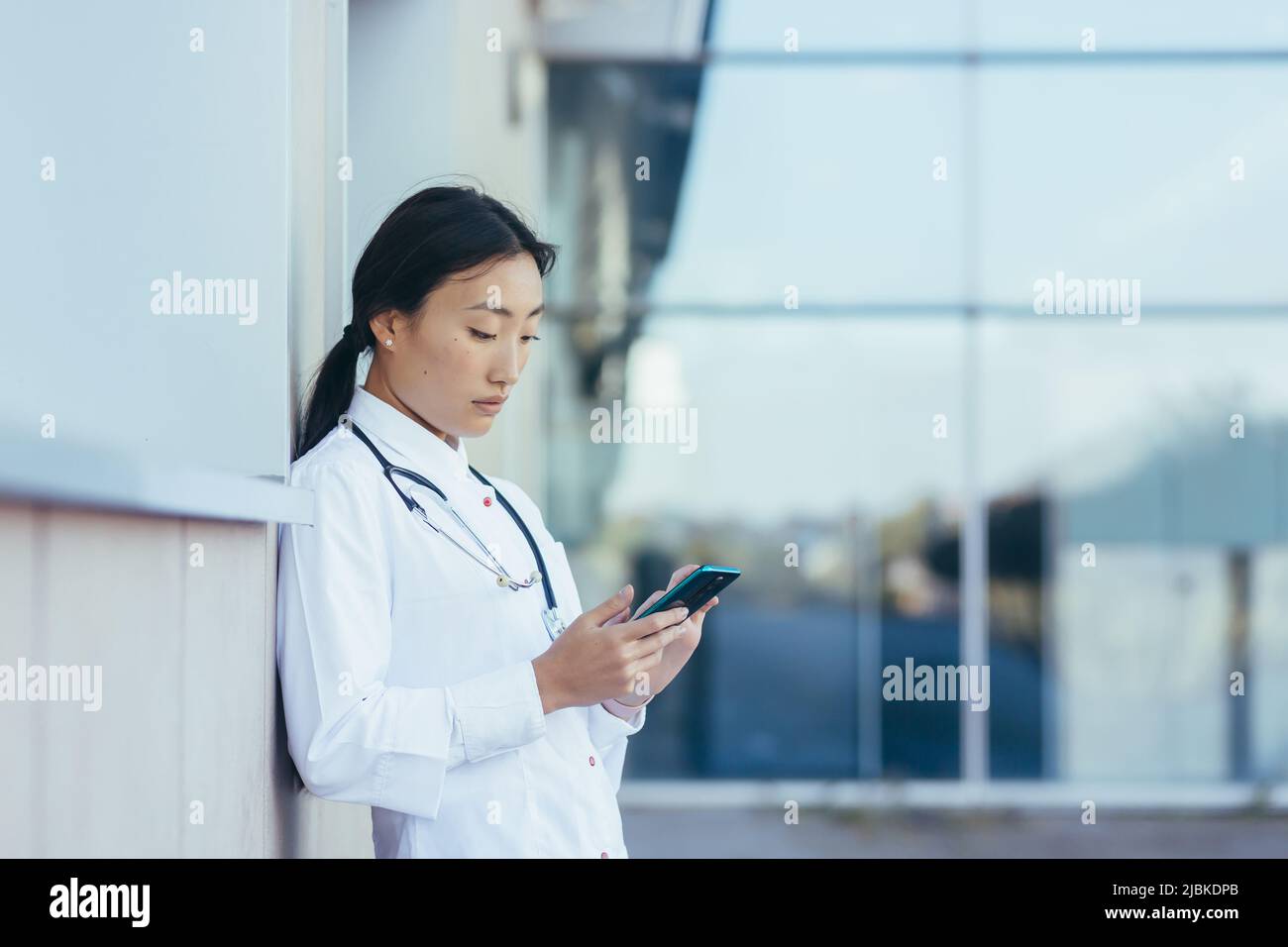 Paramedic phone mobile hi-res stock photography and images - Alamy