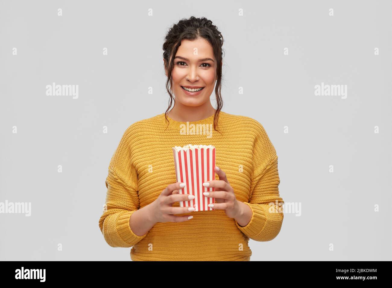 happy smiling young woman with bucket of popcorn Stock Photo - Alamy