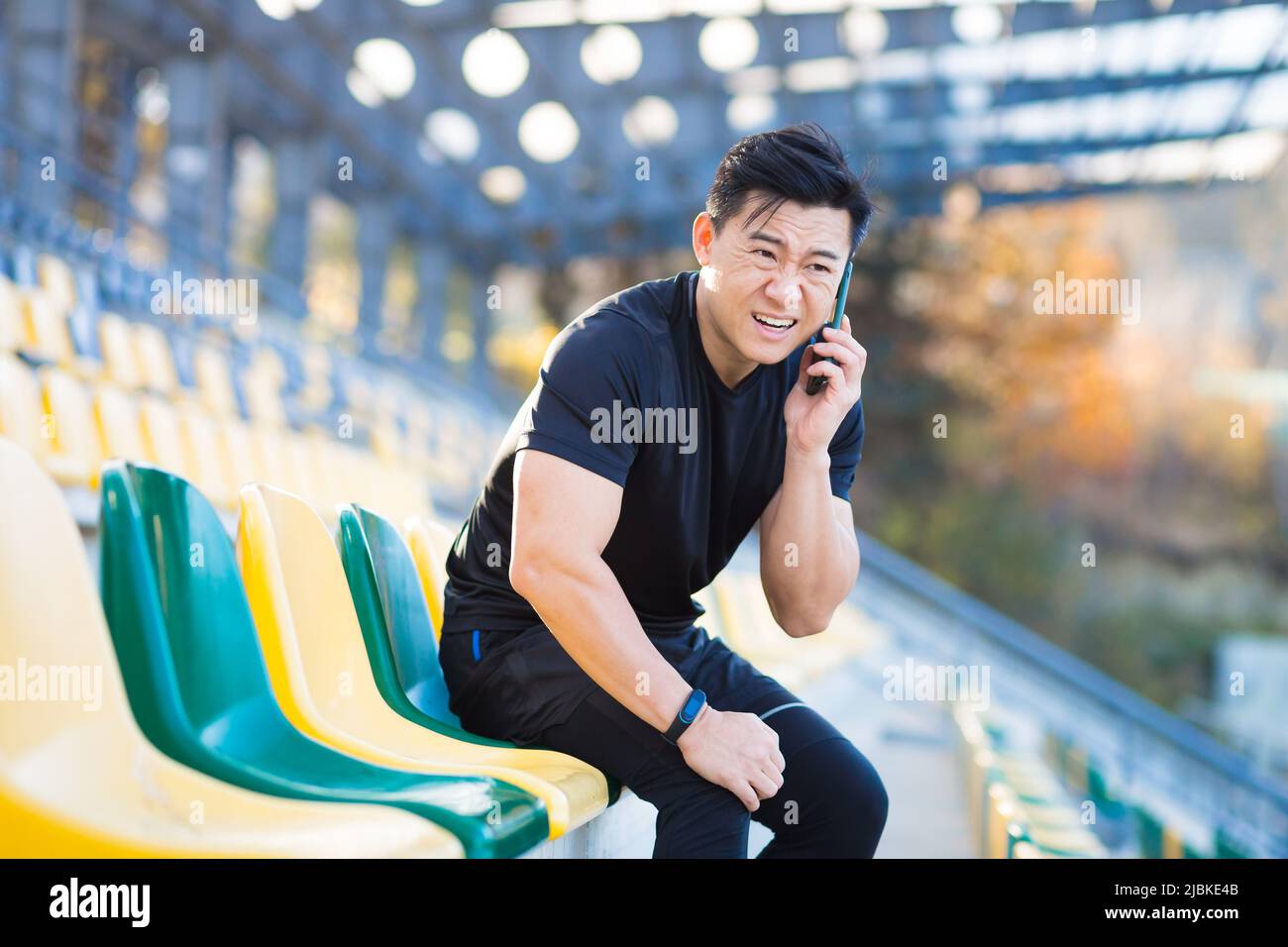 Athlete calls a doctor, Asian man injured leg muscles during running ...