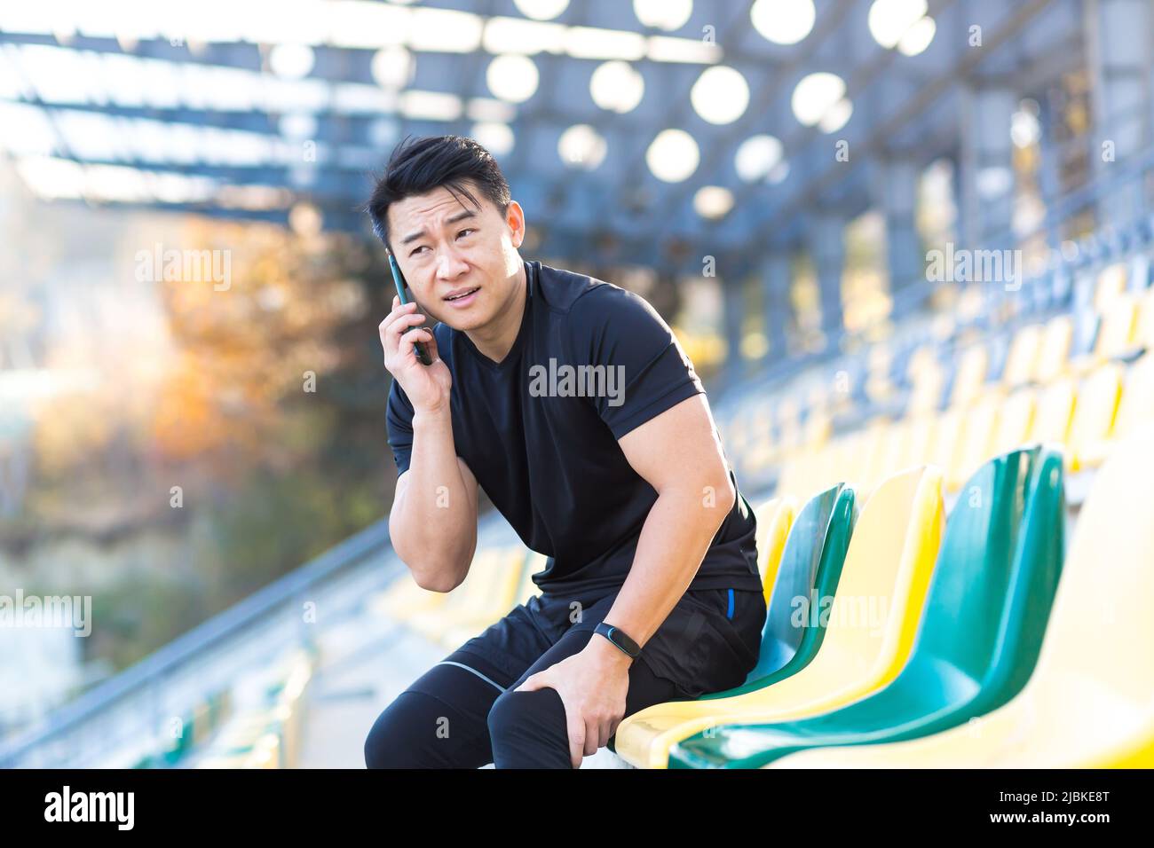 Athlete calls a doctor, Asian man injured leg muscles during running ...
