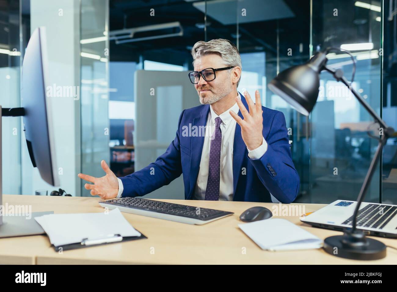 Confusion senior office hi-res stock photography and images - Alamy