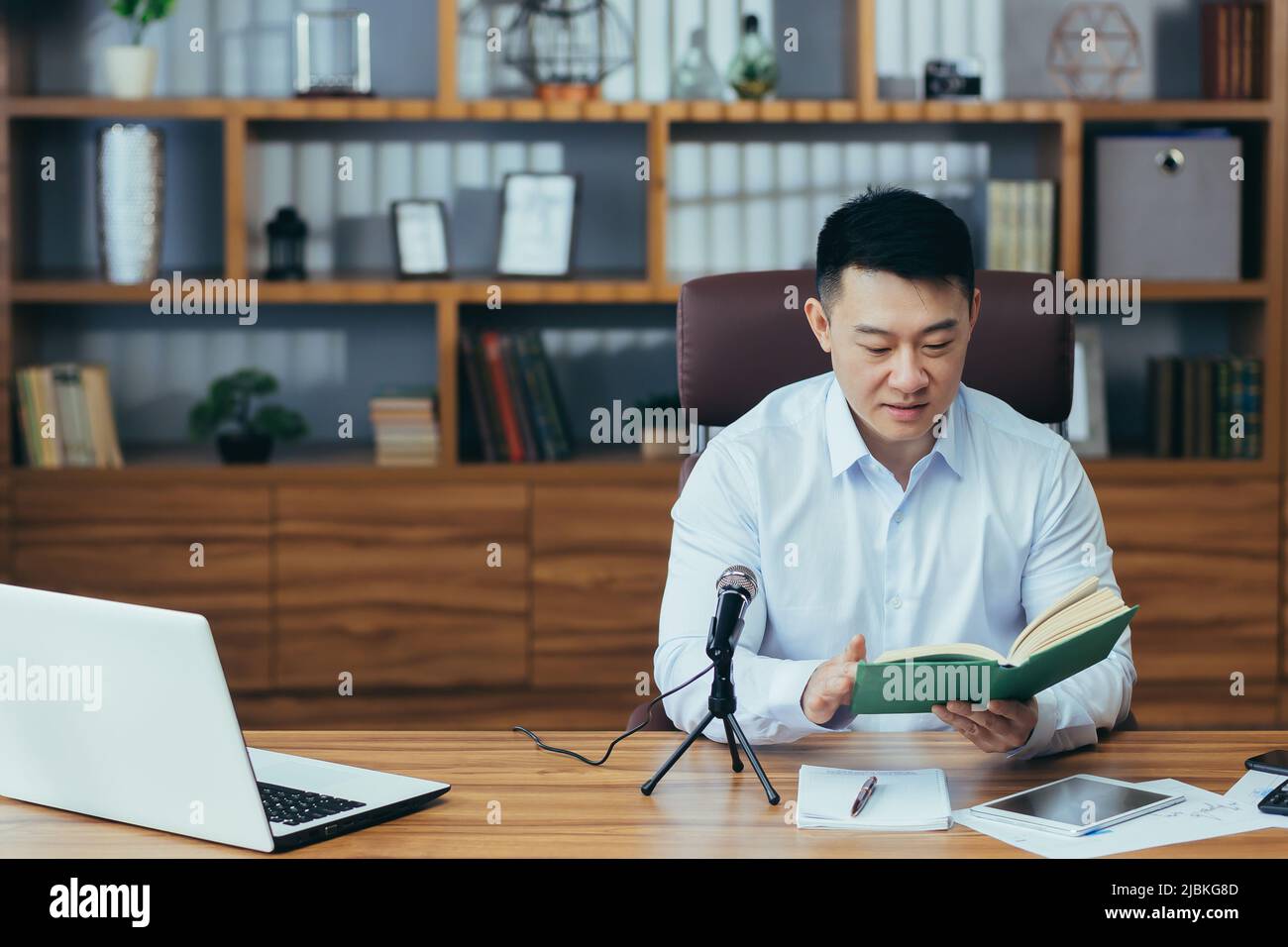 Acting teacher laptop hi-res stock photography and images - Alamy