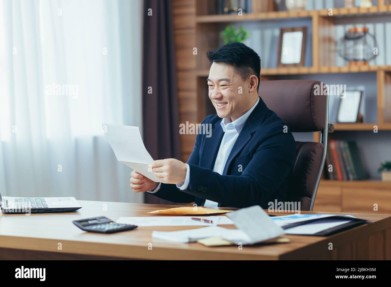 Research news businessman in hi-res stock photography and images - Alamy