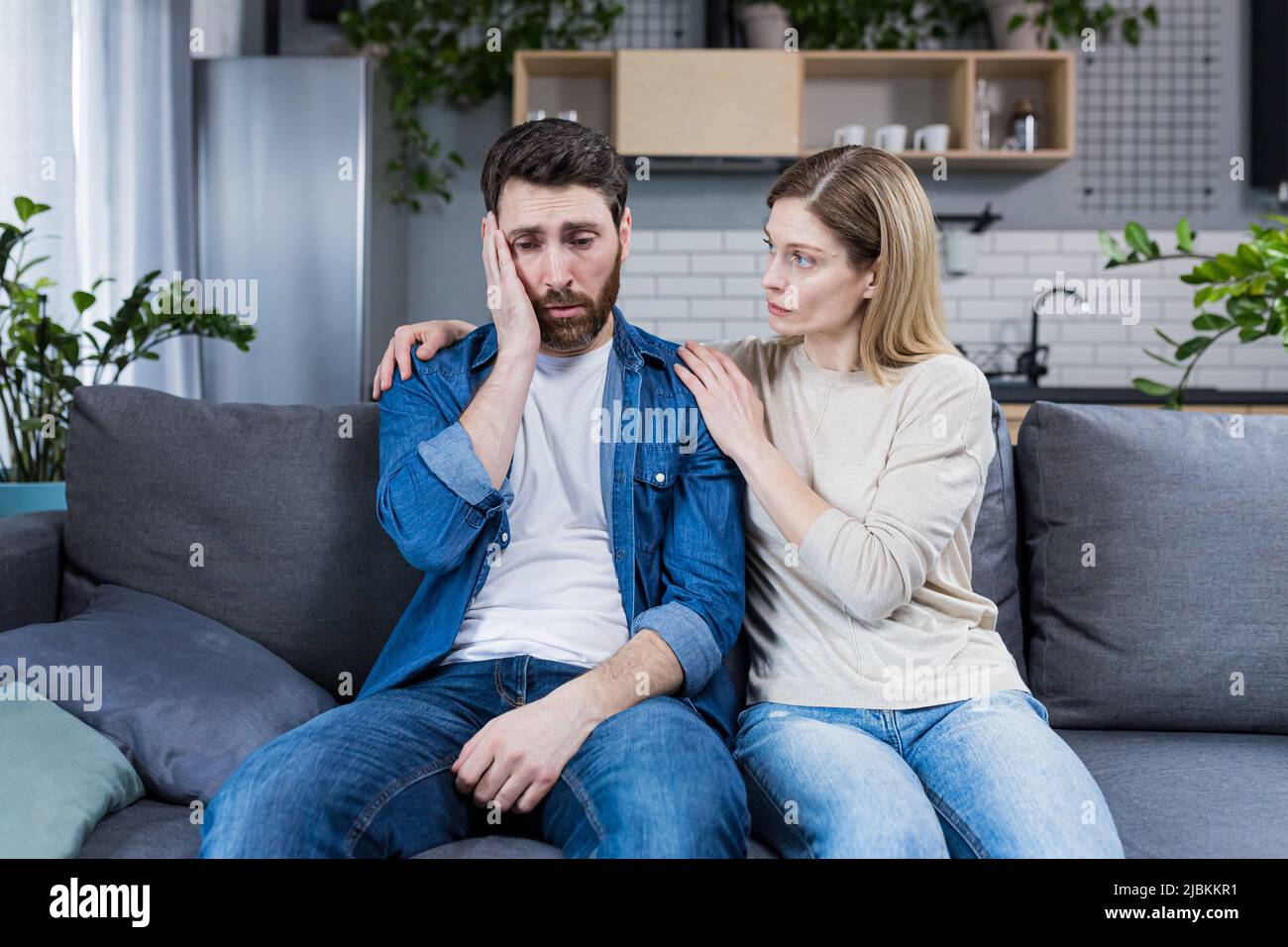 Young couple discuss talk hi-res stock photography and images - Alamy