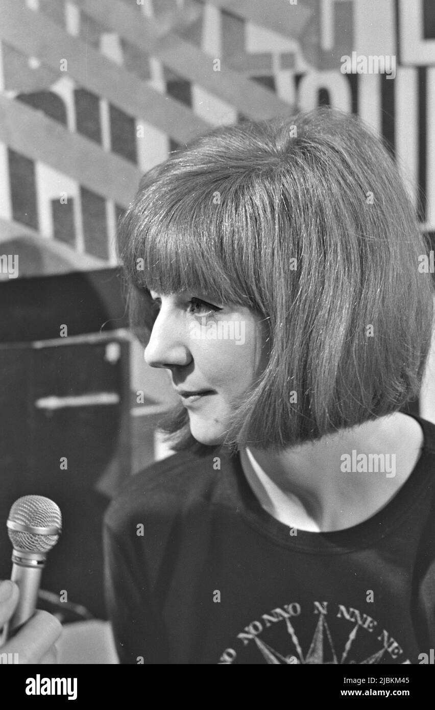 CILLA BLACK UK pop singer on Ready, Steady, Go ! in Marc h 1964. Photo ...