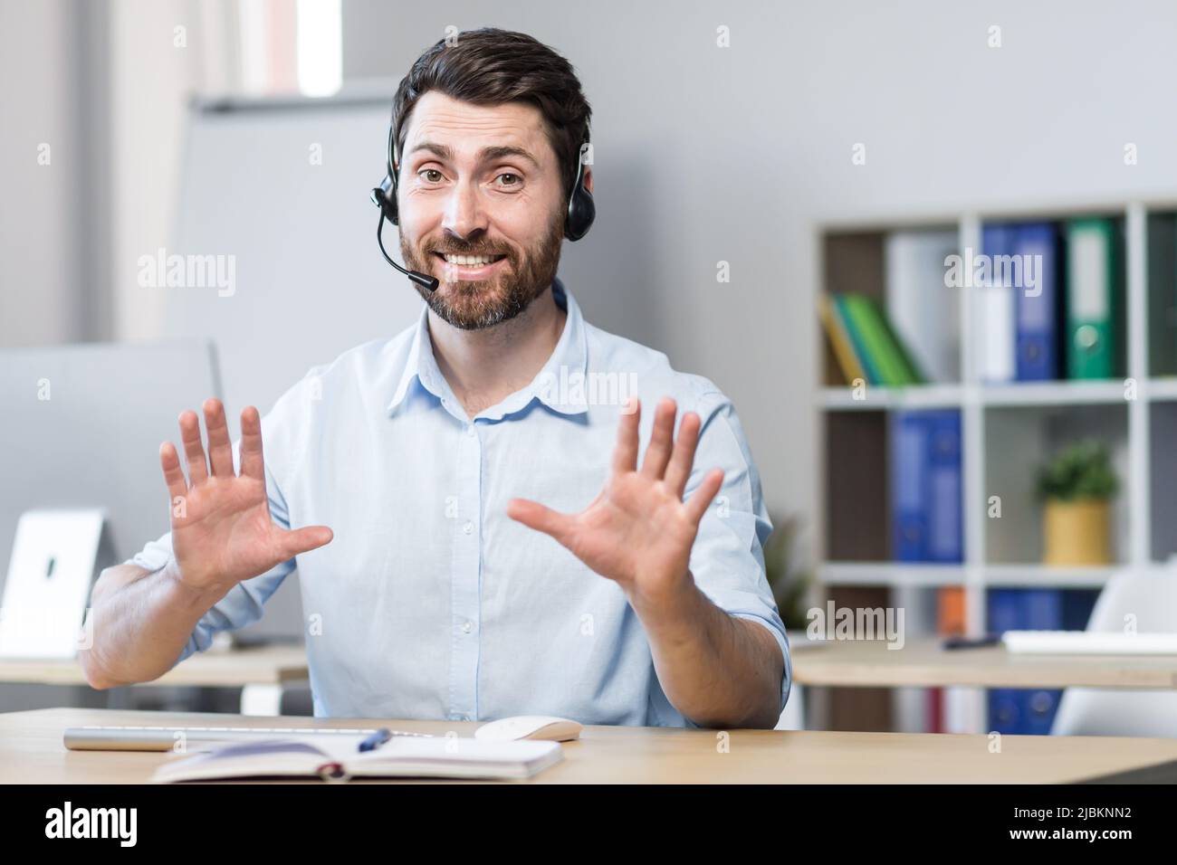 Employee talking to customer hi-res stock photography and images - Alamy