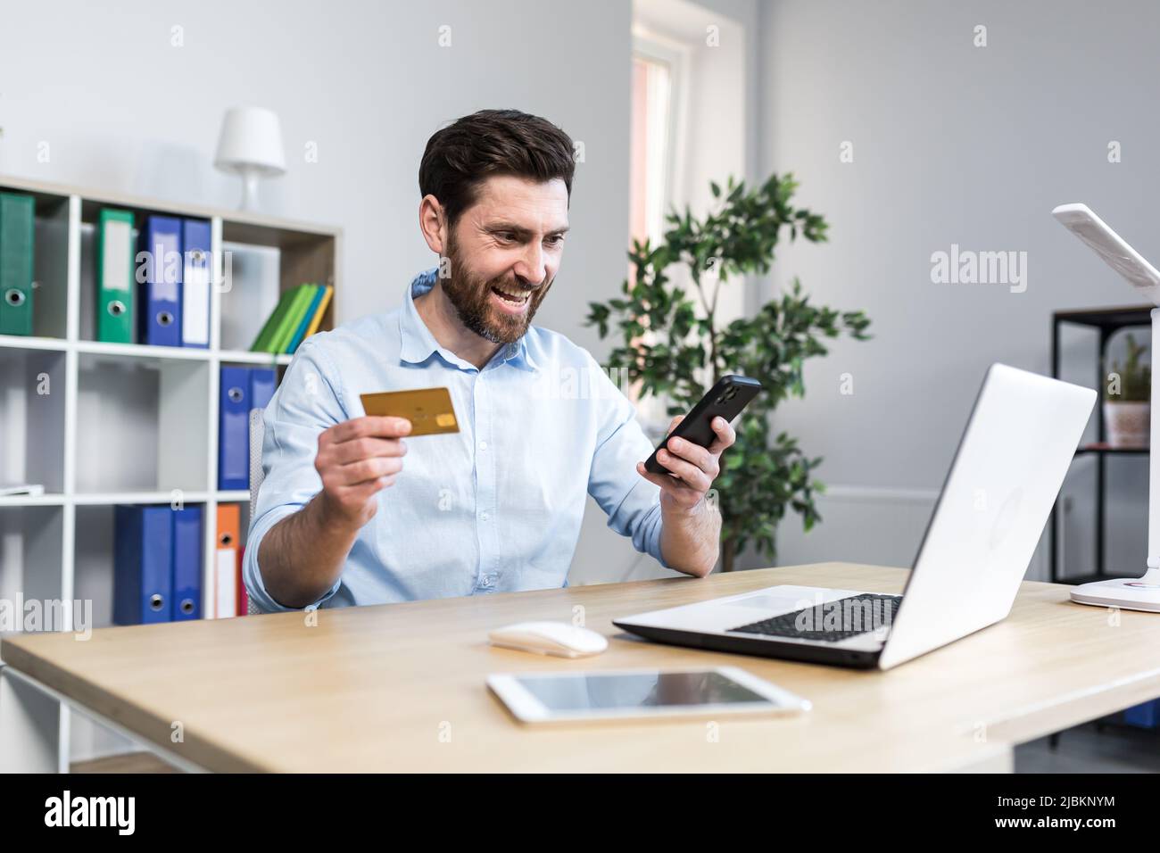 Angry stressed man trying pay hi-res stock photography and images - Alamy
