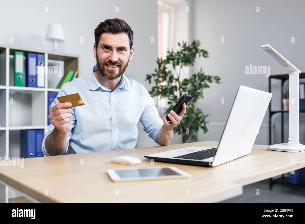 Angry stressed man trying pay hi-res stock photography and images - Alamy
