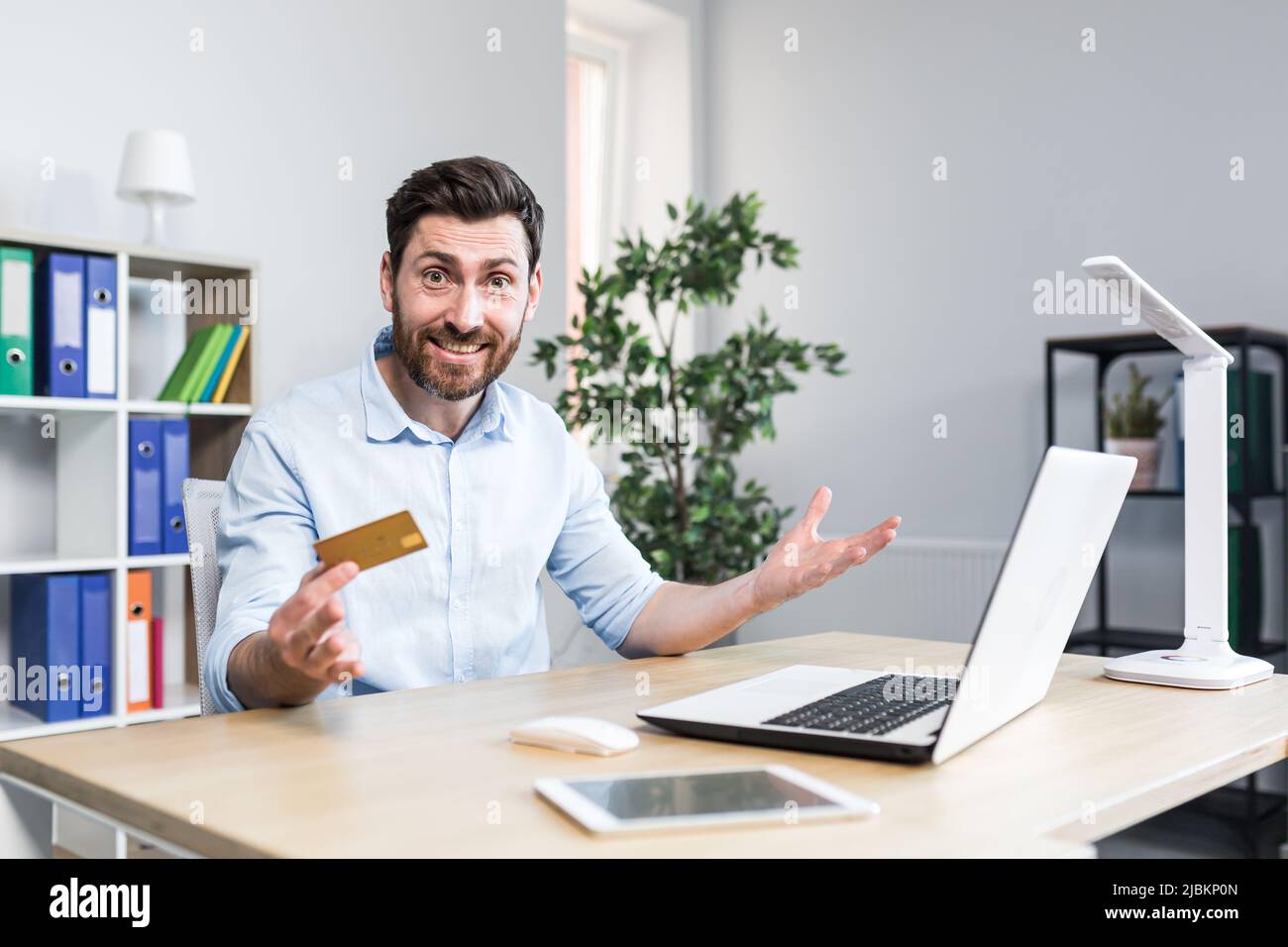 Angry stressed man trying pay hi-res stock photography and images - Alamy