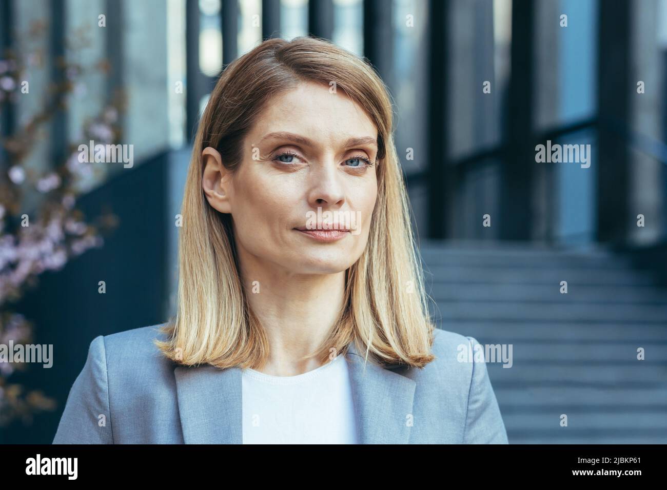 Close-up photo of a confident business woman looking at the camera ...