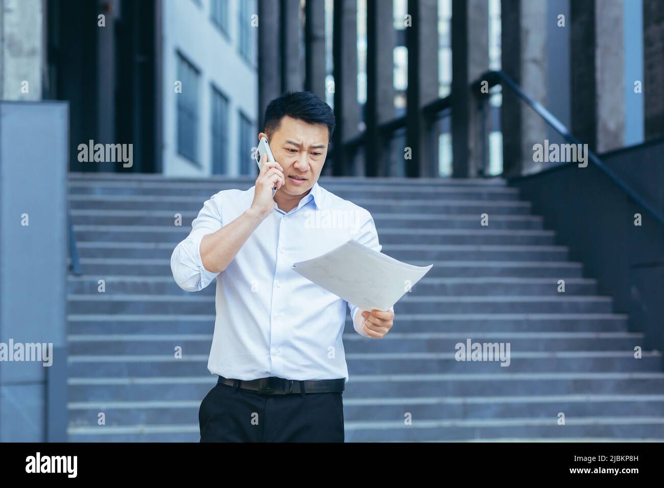 Man reading letter angry hi-res stock photography and images - Alamy